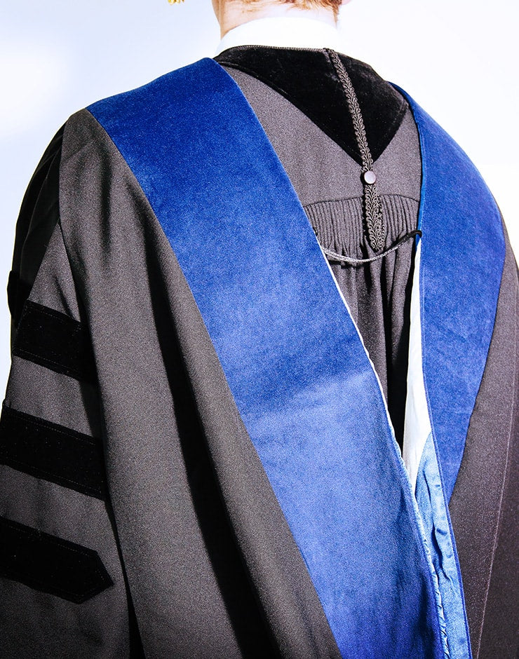 Hoods & Shields – Graduation World